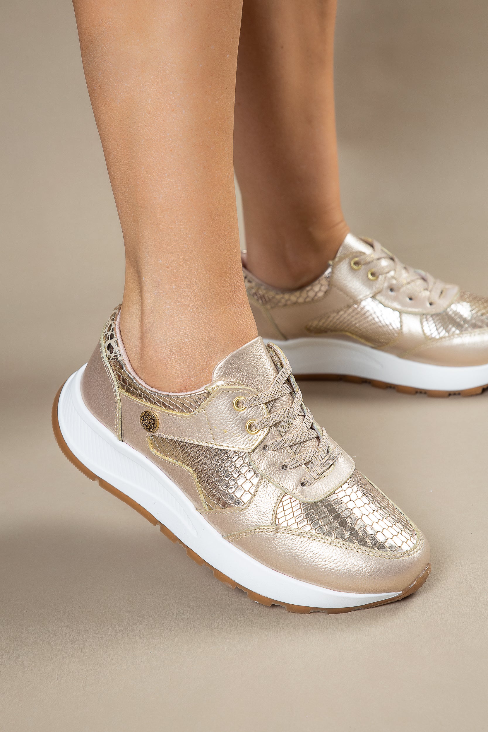 Tenis Amelia Cuero Dorado - Carolina Laiton